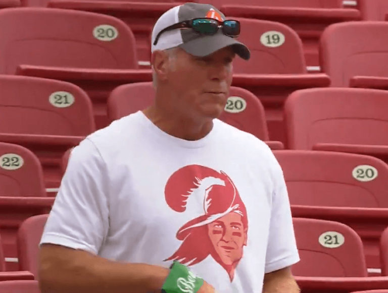 Brett Favre Spotted in Tampa Bay Wearing a Tom Brady Shirt – aGOODoutfit